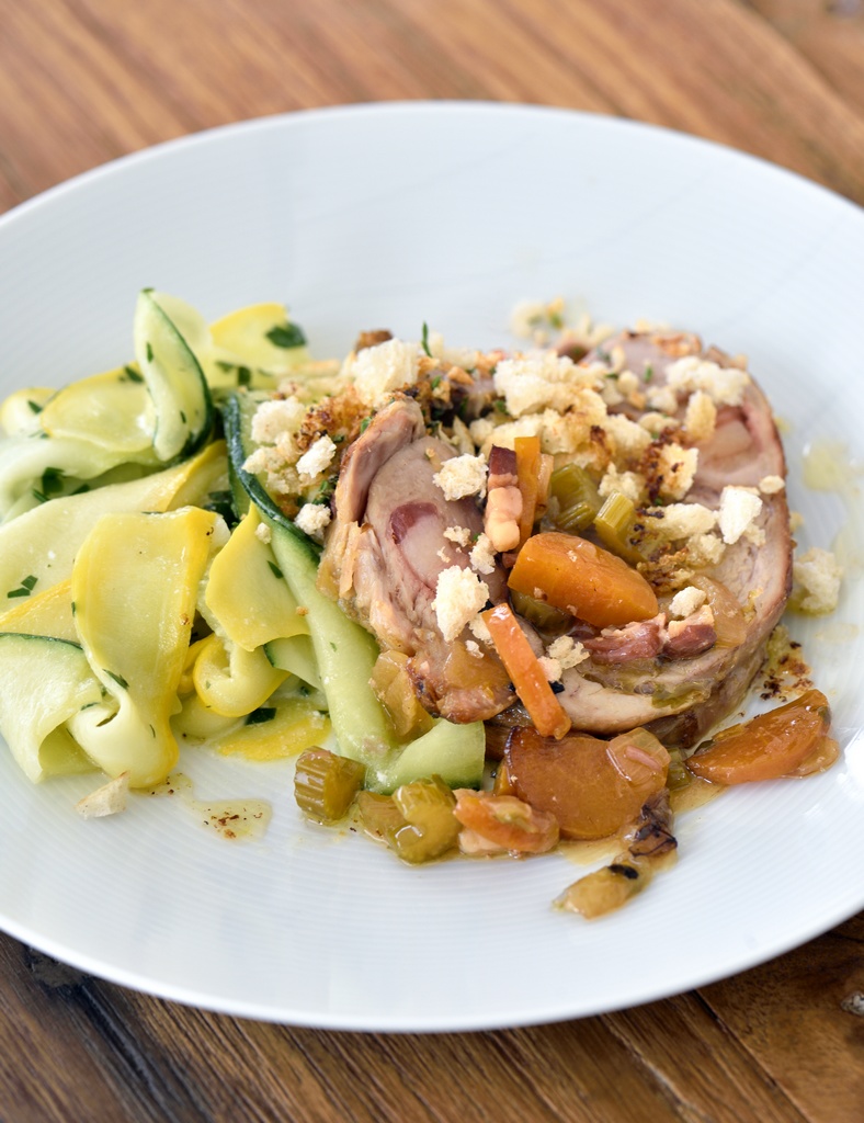 Telecí pečeně na bílém víně se smetanovou cuketou a bylinkovou ...