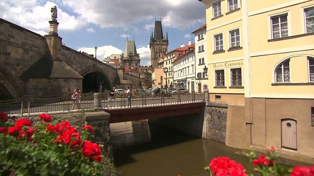 Tematické seriály: Mostecká ulice — Z metropole — Česká televize