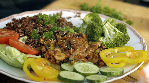 Qinoa s brokolicí, hráškem a robi — Recepty — Herbář — Česká televize